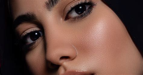 강렬한 시선 겸손 고요한 광택이 있는 눈썹 디테일 따뜻한 음색 매혹적인 메이크업 명상 적 모델 문화적 민감한 반사 부드러운 빛 부드러운 피부