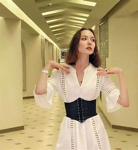 Девушка в корсете