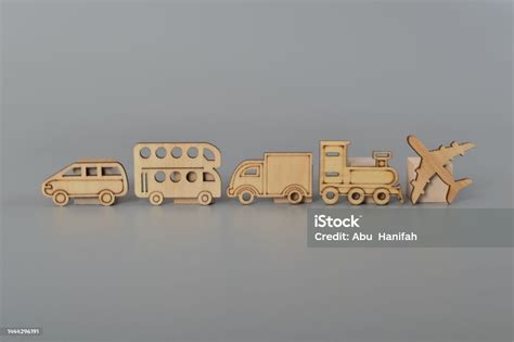 회색 배경에 격리된 나무 장난감 차량 어린 시절 발달 미니멀리스트 향수를 불러일으키는 장난감 및 교육적인 놀이 시간을 위한 개념 개념에 대한 스톡 사진 및 기타 이미지