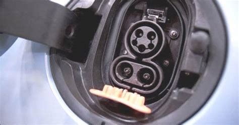 전기차 충전구·커넥터 한가지 방식으로 통일