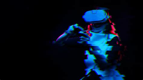 가상 현실 헤드셋을 가진 여자는 게임을하고있다 글리치 효과가 있는 이미지 게이머에 대한 스톡 사진 및 기타 이미지 게이머