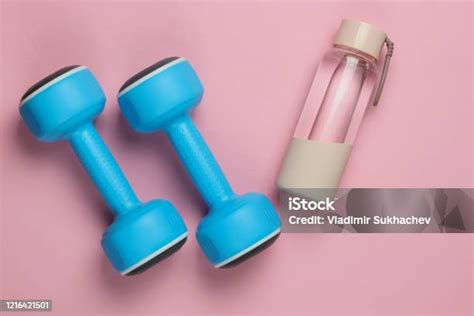 플랫 레이 스타일 개념의 건강 한 라이프 스타일 스포츠 와 피트 니스 아령 분홍색 파스텔 배경에 물 병 맨 위 보기 0명에 대한 스톡 사진 및 기타 이미지 Istock