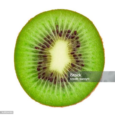 흰색 배경에 고립 된 우수한 키위 슬라이스 미식가는 잘게 잘린 키위 육즙이 많고 맛있습니다 익고 맛있는 키위가 가까이서 자릅니다 키위새에 대한 스톡 사진 및 기타 이미지