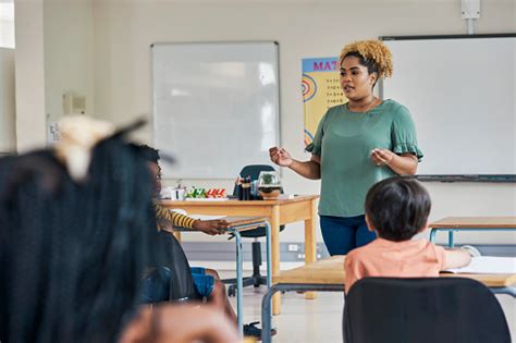 교실에서 교육 교사 및 학생 메모 지식 및 집중으로 이야기하고 학습합니다 여성 교육자 그룹 및 아이디어 평가 및 시험 준비 교사 교육 관련 직업에 대한 스톡 사진 및 기타