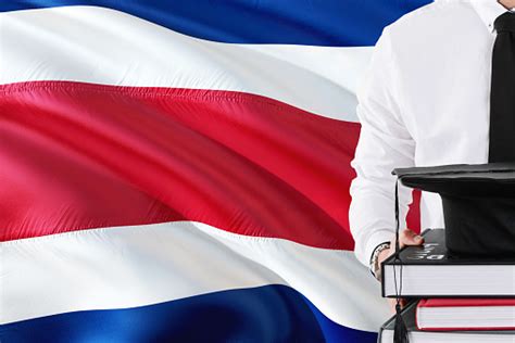 성공적인 학생 교육 개념입니다 코스타리카 국기 배경 위에 책과 졸업 모자를 들고 교사 교육 관련 직업에 대한 스톡 사진 및 기타 이미지 교사 교육 관련 직업 교육 기