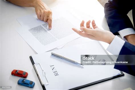 자동차와 집 임대 개념에 대 한 브로커 에이전트 제시 및 결정 만들기 서명 양식 계약 가정 및 자동차 모델을 고객에 게 상담 가능성에 대한 스톡 사진 및 기타 이미지