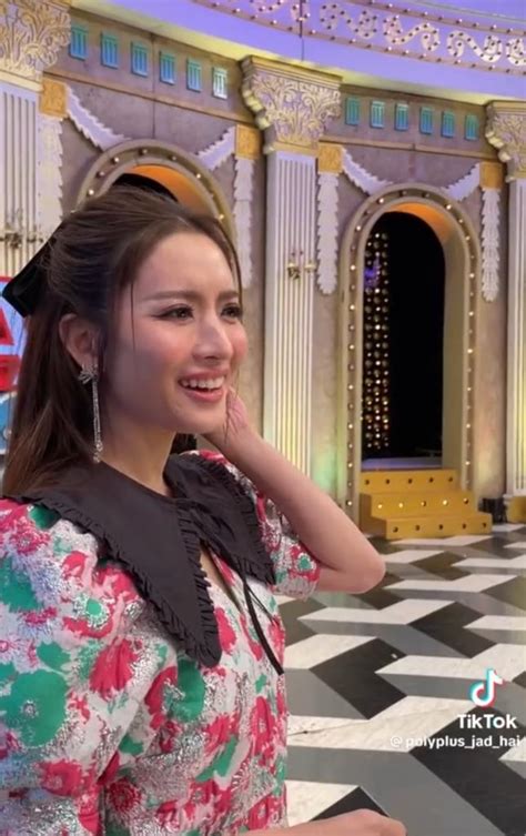 Photo Gallery ชาวเน็ตโยงต่อ “แอฟ ทักษอร” ส่อพิรุธ พรรคความแร้ ส่วน “ทิม พิธา” พรรคที่จะร้อม คลิป