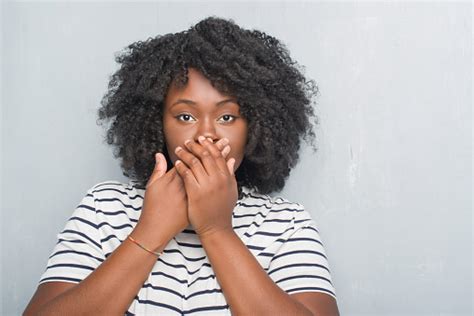 젊은 아프리카계 미국인 플러스 크기 여자 회색 그런 지 벽 입 실수에 대 한 손으로 다루는 충격 을된 통해 비밀 개념입니다 T