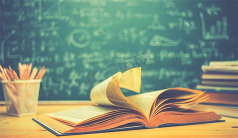 课桌上的学生摄影图片 课桌上的学生摄影作品 千库网
