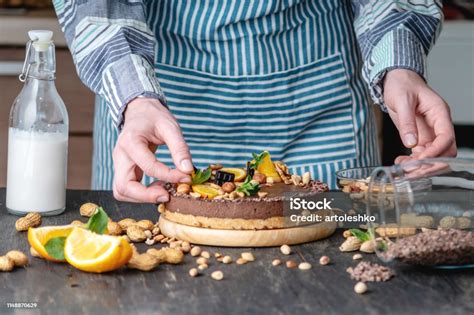 과자는 견과류와 오렌지와 민트 잎으로 초콜릿 케이크를 장식 합니다 채식주의자를 위한 건강 한 생 디저트 감귤류 과일에 대한 스톡 사진 및 기타 이미지 Istock