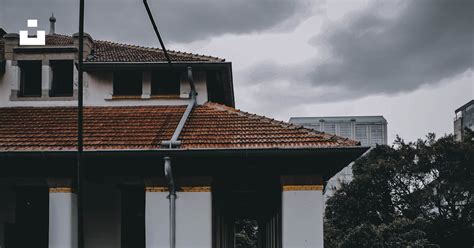 빨간 지붕이 있는 건물로 이어지는 산책로 사진 Unsplash의 무료 건물 이미지