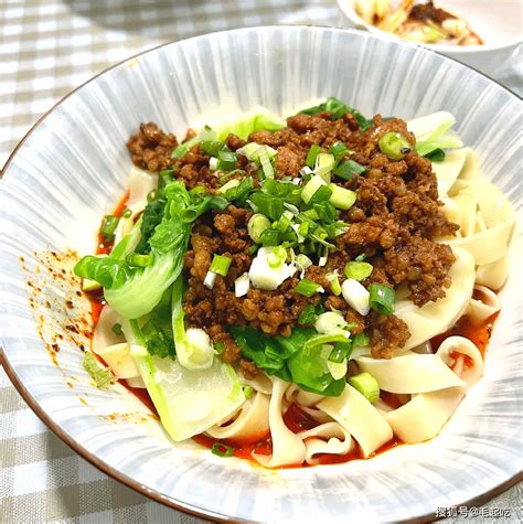 搬家啦！成都本地的“鬼饮食”，素椒杂酱宽面，15元一碗，太巴适毛起味道辣子