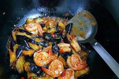 鱼香虾球茄子，酸甜中带点微辣，很美味备用食材白糖