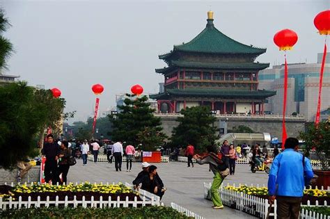 攝影圖集熱鬧非凡的西安鐘鼓樓廣場 每日頭條