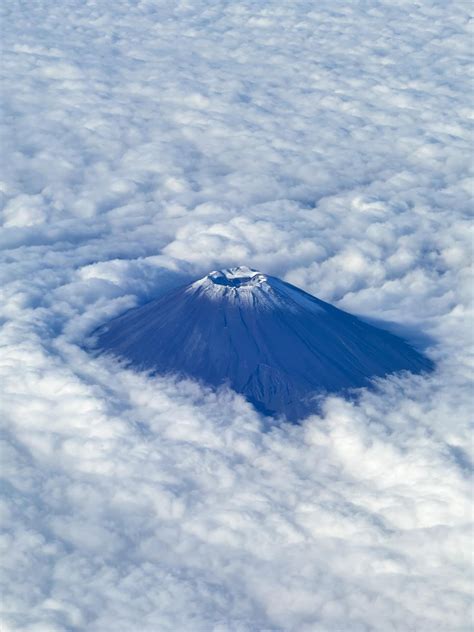 11 19飛機上的富士山 原來頭頂長這樣 也太壯觀