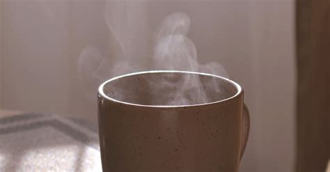 가정 생활 고요한 고요함 김이 나는 머그잔 끓는 물 단순함 따뜻함 뜨거운 음료 모닝 커피 미니멀리스트 미묘한 빛 밝은 등 부드러운 증기 세라믹 머그잔