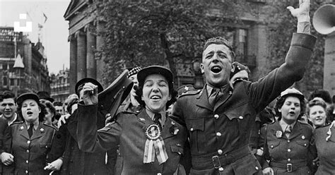 제복을 입은 남자와 여자가 한 무리의 사람들 앞에 서 있다 사진 Unsplash의 무료 Ve 데이 이미지