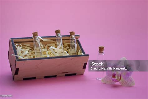 향수와 샘플의 모형 향수의 유리 병의 컬러 배경 모형에 나무 상자에 향기로운 오일 화장품 병의 빈 템플릿 0명에 대한 스톡 사진 및 기타 이미지 Istock