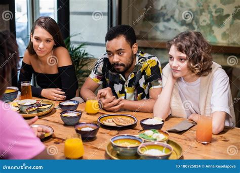 Un Grupo De Cuatro J Venes Amigos Tomando Un Aperitivo En Una Cafeter A Foto De Archivo Imagen