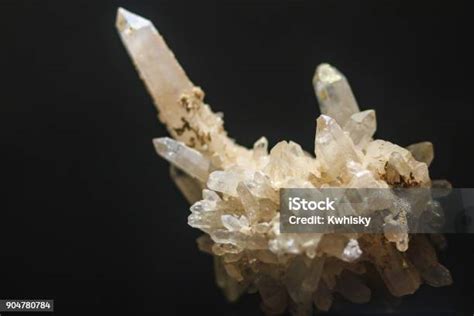 석 영 광산 및 산업 토사에서 프리즘 습관 돌 견본 쿼 츠는 일반적으로 보석의 하드 돌 조각 만들기에 사용 되는 실리콘과 산소 원자의 구성 광물 0명에 대한 스톡 사진 및