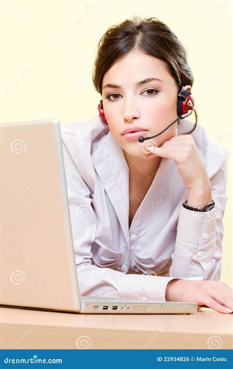 Operador De Sexo Femenino Cerca De La Computadora Foto De Archivo Imagen De Serio Adulto