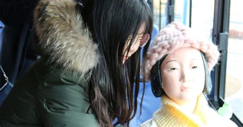 꽃다발 받는 평화의 소녀상