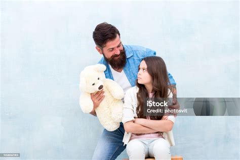 충돌 해결 가족 갈등 아버지와 딸의 갈등 작은 아이는 기분이 상합니다 수염 난 남자는 부드러운 장난감을 들고 있습니다 관계 문제