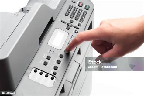 프린터 패널의 핸드 프레스 버튼을 누릅니다 프린터 스캐너 레이저 사무실 복사기 공급 시작 개념 Revolution에 대한 스톡 사진 및 기타 이미지 Istock