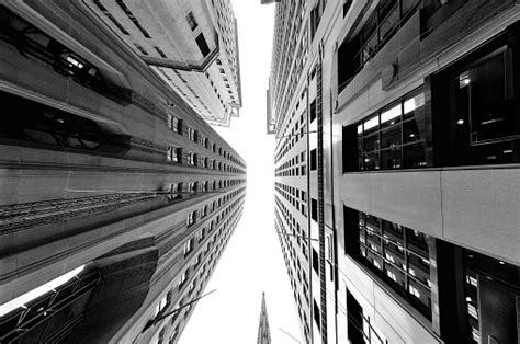 뉴욕시의 우뚝 솟은 고층 빌딩을 포착한 흑백 로우 앵글 뷰는 하늘로 뻗어 도시 풍경 속에서 경외감과 경이로움을 불러일으킵니다 0명에 대한 스톡 사진 및 기타 이미지 Istock