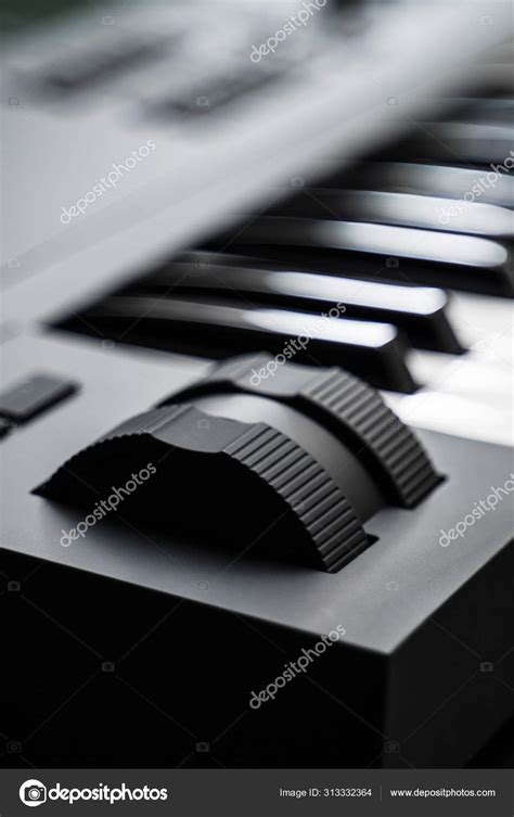 Professional Midi Keyboard Synthesizer With Knobs And Controllers Modulation And Pitch Wheels