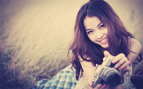 배경 화면 얼굴 햇빛 여자들 모델 초상화 갈색 머리의 아시아 사람 사진술 카메라 푸른 필터 감정 피부