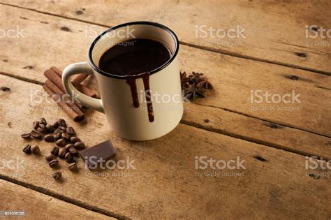 계 피 스틱 커피 콩 아니 스와 오래 된 나무 시골풍 테이블 복사 공간에 초콜렛의 조각을 뜨거운 초콜릿 음료의 빈티지 낯 짝 0명에 대한 스톡 사진 및 기타 이미지 Istock