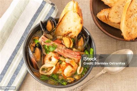 그릇과 토스트이탈리아미국 해산물 수프생선 홍합 새우와 오징어 치오피노에 대한 스톡 사진 및 기타 이미지 치오피노 건강한 생활방식 고급 요리 Istock