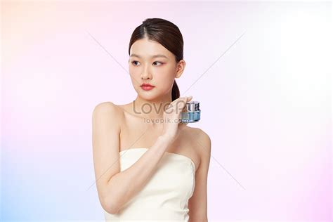 화장품 디스플레이를 들고 젊은 아름 다운 여자 사진 무료 다운로드 Lovepik