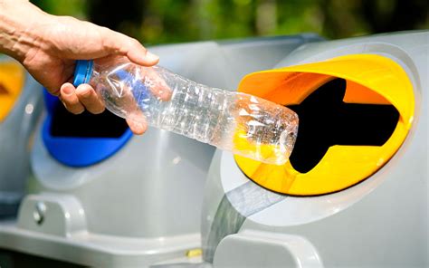 페페병을 탱크에 폐기하십시오 남자는 유해 폐기물처럼 처리하기 위해 별도의 쓰레기로 쓰레기통에 쓰레기를 던져 감소에 대한 스톡 사진 및 기타 이미지 Istock