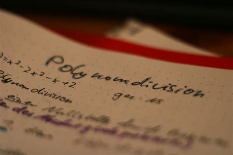 글씨가 쓰여진 종이의 클로즈업 사진 Unsplash의 무료 학교 이미지