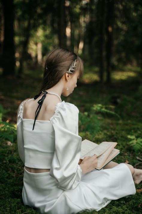 고요한 숲 속에서 책을 읽는 여성 · 무료 스톡 사진