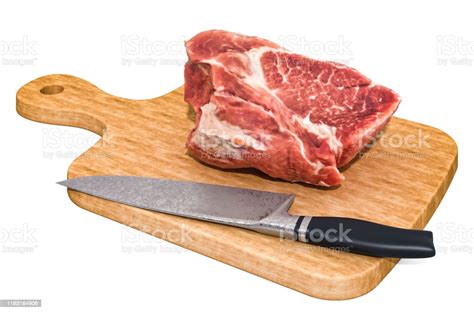 원시 고기 돼지 고기는 칼 옆에 나무 보드에 거짓말 흰색 배경에 고립 된 3d 렌더링 3차원 형태에 대한 스톡 사진 및 기타
