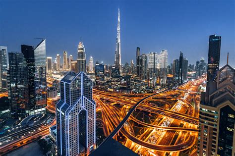 셰이크 자예드 로드 두바이의 밤에는 스카이라인과 현대적인 건축물이 특징입니다 초현대적에 대한 스톡 사진 및 기타 이미지 초현대적 건축 도시지도 Istock