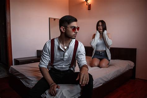 안경을 쓴 젊은 세련된 남자와 함께 침대에 앉아있는 어린 소녀 남자는 여자에 더 가까이 선택적 포커스 2명에 대한 스톡 사진 및 기타 이미지 Istock