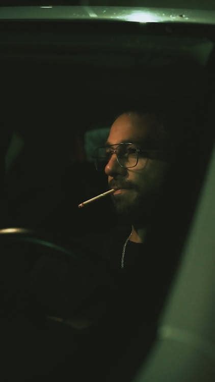 가로등 고독 그림자 남성 남자 담배 담배를 피우는 도시의 도시의 삶 명상 적 미스터리 반사 밤 사색 중인 수녀복 수심에 잠긴 수염 수직 쐈어