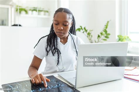 엑스레이 필름 헬스케어 Roentgen 사람들 및 의학 개념을 보고 병원에 있는 여자 닥터 방사선 사진 개념 방사선학 여성 의사는 병원 방에서 환자의 엑스레이 필름을