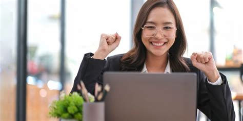 昇進と昇格の違いって？ 出世しやすい人の特徴や昇進祝いについて解説！ Oggi Jp