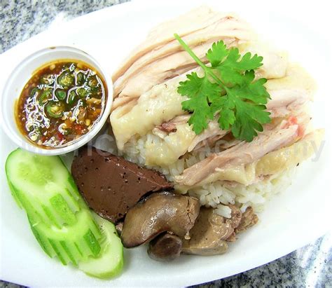 เคล็ดลับของการทาน ข้าวมันไก่ ให้อร่อยอยู่ที่ น้ำจิ้ม แสนอร่อย หลายสไตล์