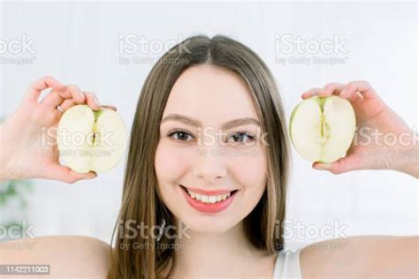 애플의 Halfs와 젊은 여자의 아름 다운 클로즈업 초상화 건강 한 음식 개념입니다 피부 관리 및 미용 비타민과 미네랄 감귤류 과일에 대한 스톡 사진 및 기타 이미지