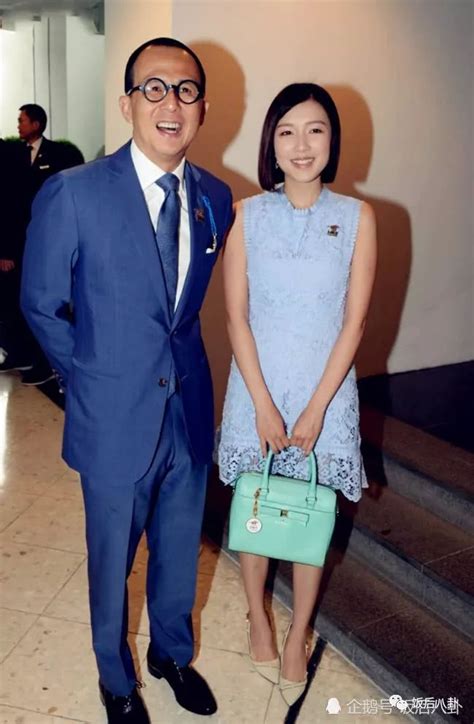 李泽楷与小26岁女友郭嘉文罕见同框，两人面对镜头笑得超甜蜜郭嘉文李泽楷梁洛施新浪新闻