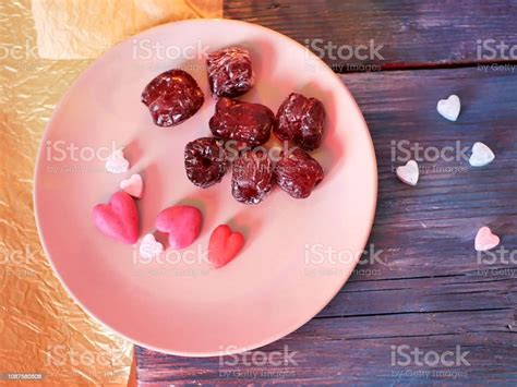 날짜 비타민 하트 접시 나무 테이블에 분홍색 접시에 최고 보기 발렌타인 데이 로맨틱 0명에 대한 스톡 사진 및 기타 이미지