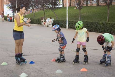 무료 이미지 거리 어린 스포츠 장비 아이들 활력 아이스 스케이팅 롤러 스케이트 롤러 스포츠 2800x2142 1079760 무료 이미지 Pxhere
