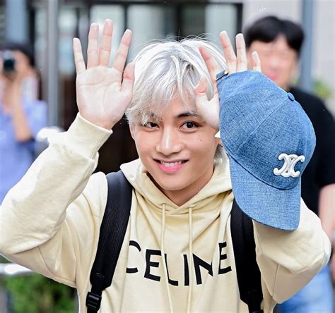 방탄소년단 뷔 후드·모자로 완성한 멋스러운 출근길 패션