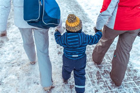 부모 집 작은 아이 리드 에 겨울 설 보도에 간호 관리의 개념은 자녀에 대 한 엄마와 아빠가 아기의 손을 잡으십시오 뒤에서 보기 도시를 걸어 2명에 대한 스톡 사진 및 기타